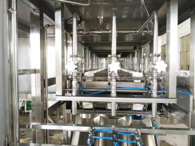 Cina Macchina per imballaggio di acqua pura rotativa a tre in uno per la linea di produzione automatizzata in vendita