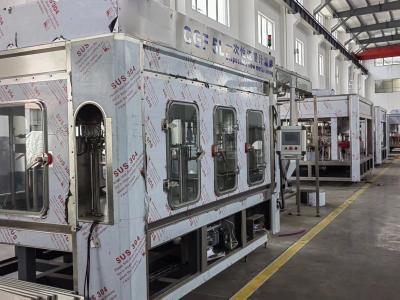Cina Macchina per imballaggio di acqua pura rotativa a tre in uno per la linea di produzione automatizzata in vendita
