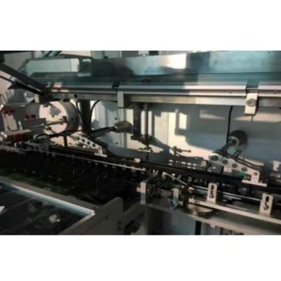 Cina Macchina di cartonatura continua di alta qualità full-auto per tubi/bottiglie/bollicine/penne/lipstick Prodotto Macchina di cartonatura ad alta velocità con dispositivo di selezione dei prodotti di tipo bastone e colla calda in vendita