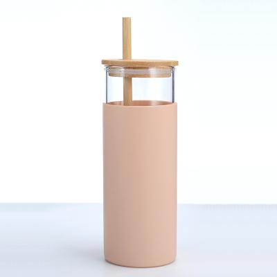 China Aanpassing 16 oz glazen drankflessen glazen koffiekopjes met bamboe deksels bamboe stro Silicone mouw lekbestendig spatsbestendig ontwerp Te koop