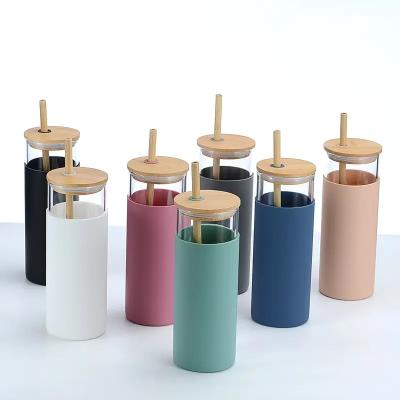 China Herbruikbare onbreekbare 20 oz glazen waterfles met met deksels stro 500 ml siliconen mouw glazen waterfles zonder geur milieuvriendelijk Te koop