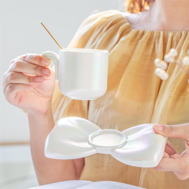 Ceramic cup with pearlescent glaze - detail of U-shaped handle