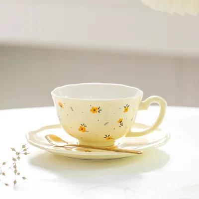 Cina Piccole tazze di caffè a fiori verdi di lusso in stile europeo e piatti con cucchiai in ceramica su misura Tazze e tazze da tè a fiori vetrate per uomini e donne in vendita