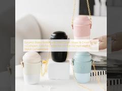 Botellas de agua de cerámica con correas de cadena de oro y logotipos de la corona. Diseño compacto y colorido para hidratación y comodidad elegante.