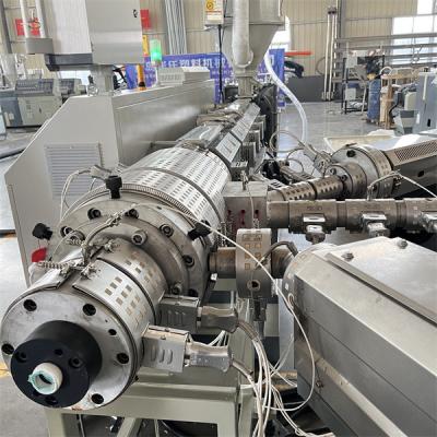 Cina Linea di estrusione tubi PE personalizzata con parete solida e motore prodotto con rapporto L/D della vite 33 1-38 1 in vendita