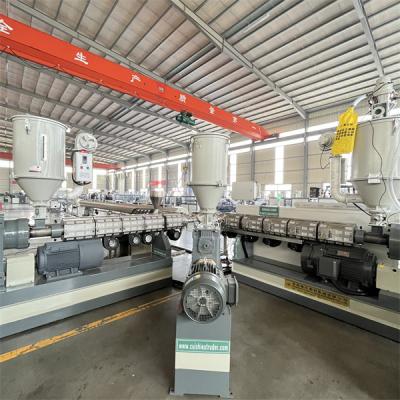Cina Linea di estrusione tubi PE personalizzata con parete solida e motore prodotto con rapporto L/D della vite 33 1-38 1 in vendita