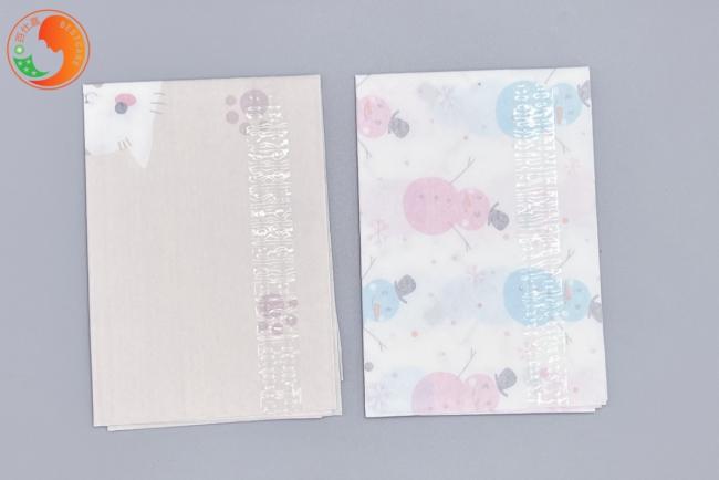 Package of disposable changing mats with size comparison
