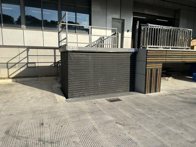 Loading Dock Table Hydraulic Scissor Lift Table with Handrail and Chain