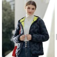 中国 ジャケットの対照色の下でパッドを入れられる前部ジッパーの閉鎖の支持できる 販売のため