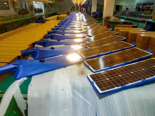 Mono lampione solare cristallino all'aperto tutto del LED in uno con il sensore di moto 4