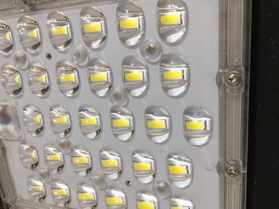 Cina l'iluminazione pubblica solare principale ha fuso sotto pressione il controllo astuto del sensore dei chip 160-170lm/w microwave/PIR dell'alluminio 10-80w Lumileds Luxeon 5050 in vendita