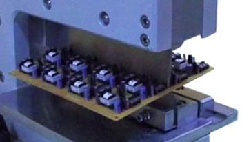 Cina V macchina tagliata del separatore MCPCB Depaneling del PWB per la catena di montaggio di SMT in vendita