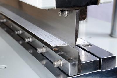 Cina Macchina del separatore del PWB, PWB pneumatico Depanelizer CWVC-3 di alta precisione in vendita
