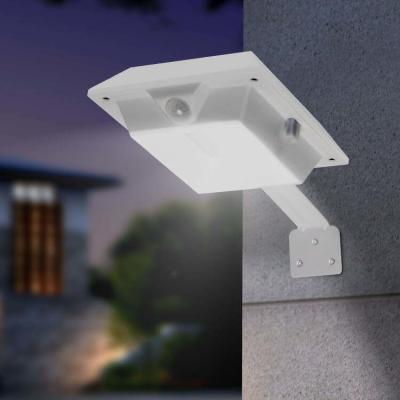 Cina Luce da giardino solare montata a parete esterna con sensore di movimento PIR e flusso luminoso di 300lm in vendita