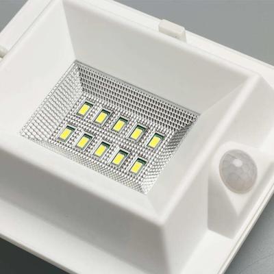 Cina Luce da giardino solare montata a parete esterna con sensore di movimento PIR e flusso luminoso di 300lm in vendita