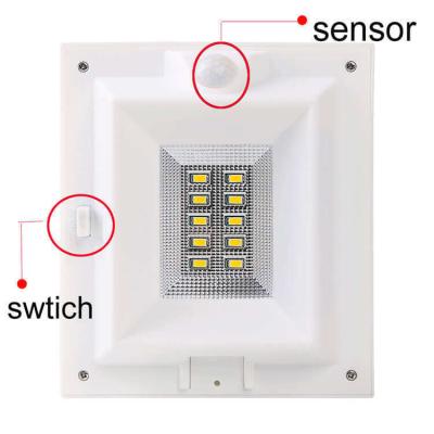 Cina Luce da giardino solare montata a parete esterna con sensore di movimento PIR e flusso luminoso di 300lm in vendita