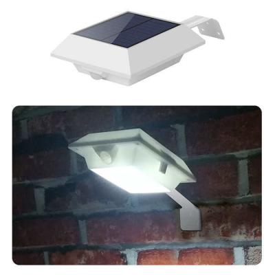 Cina Luce da giardino solare montata a parete esterna con sensore di movimento PIR e flusso luminoso di 300lm in vendita