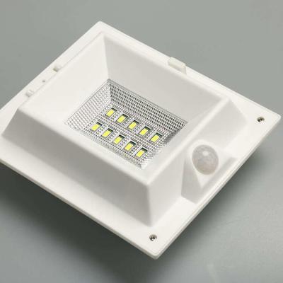 Cina Luce da giardino solare montata a parete esterna con sensore di movimento PIR e flusso luminoso di 300lm in vendita