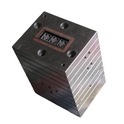 중국 가정용 제품 WPC PE PP 프로파일 진압 다이 디자인 금으로 코팅 된 곰팡이 판매용