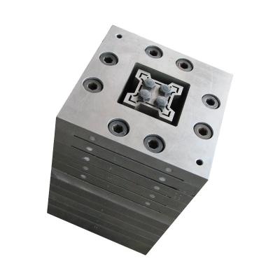 Cina Dimensioni personalizzate WPC PVC tubi e profili Stampo a morte per estrusione con materiale 3CR17 in vendita