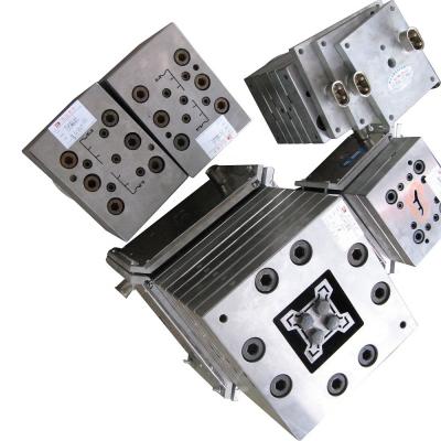 Cina Dimensioni personalizzate WPC PVC tubi e profili Stampo a morte per estrusione con materiale 3CR17 in vendita