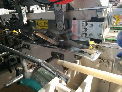 Cina Macchina di cucitura del contenitore automatico di cartone senza otto servo alte velocità a coda di pesce in vendita