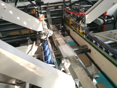 Cina Macchina di cucitura del contenitore automatico di cartone senza otto servo alte velocità a coda di pesce in vendita