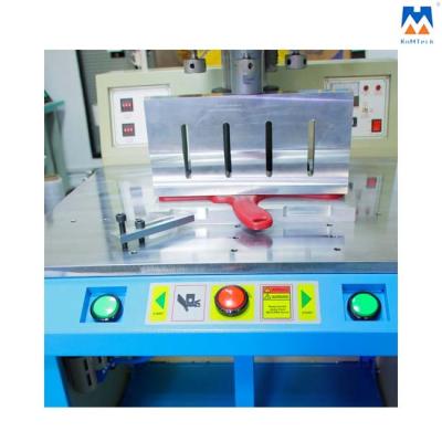 Cina macchina della saldatura a ultrasuoni 15KHz per la saldatura di plastica delle parti in vendita