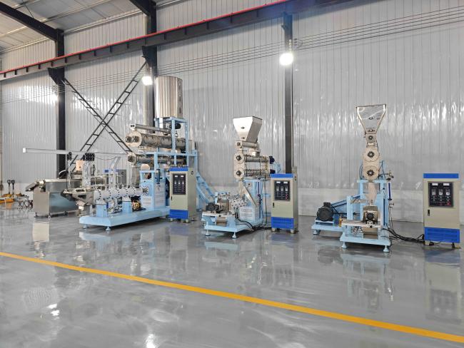 Wet twin-screw feed extruder machine
