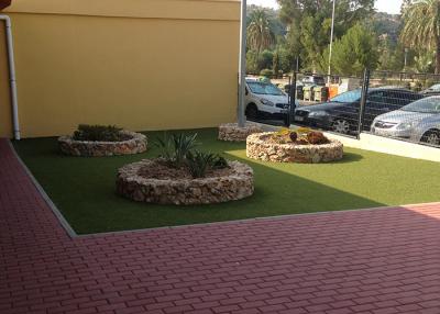 China Roadside Outdoor Artificial Turf With Natural Design 16800 Stitches / ㎡ for sale