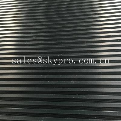China Esteiras de borracha com nervuras largas duráveis da segurança com a tela de malha de nylon reforçada na parte inferior à venda