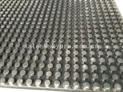 China Las esteras de goma pesadas color negro y alto repujado redondo del botón rematan en venta