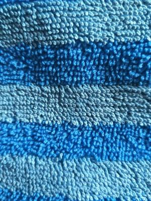 Cina filo di ordito di larghezza di 160cm che tricotta lo SGS del panno di pulizia di Microfiber di griglia del blu otto in vendita