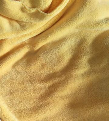 China 150cm Gele het Koraalvacht van de Breedte550gsm Microfiber Schoonmakende Doek 150D/144F Te koop