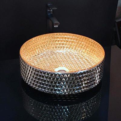 中国 虚栄心の円形の浴室の洗面器によってクロム染料で染められる金のダイヤモンドはクリスタル グラスを形づける 販売のため