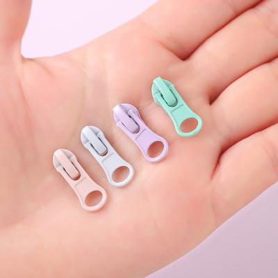 China Reliable 3# Nylon Auto Lock Slider Lightweight Weather Resistant For Clothing Bags for sale