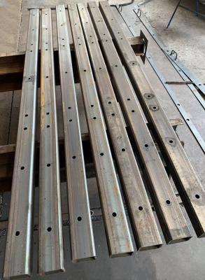 China Q235 Polar de aço retangular galvanizado de imersão a quente 8FT CrossArm à venda