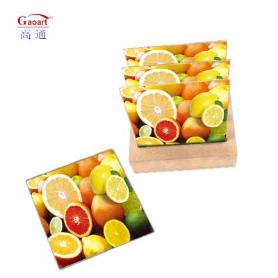 Cina Functional Kitchen Accessory Glass Cutting Board with Handle and Fruit Design Style in vendita