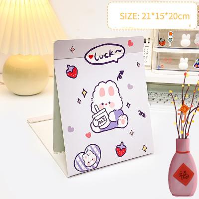 中国 移動中の化粧品のタッチアップのための便利な心臓形の虚栄の鏡 販売のため