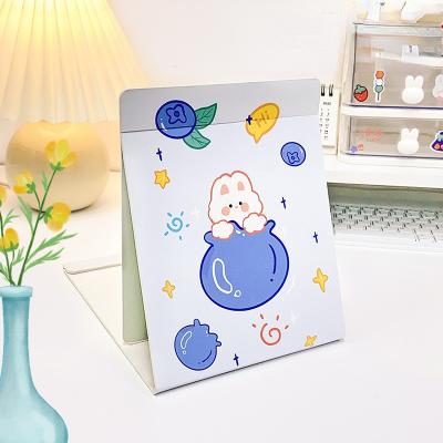 中国 移動中の化粧品のタッチアップのための便利な心臓形の虚栄の鏡 販売のため