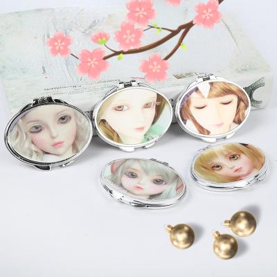 Cina Ogni giorno Stile di Fashion Design Piccolo Pieghevole a forma di cuore Cosmetico Pieghevole Vanità Specchio in vendita