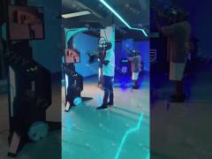 Staande VR-gevechtssimulator met een 32