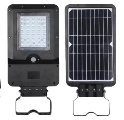 China 1600lm Instalación flexible ajustable para aplicaciones amplias Luz solar 15w Luz de calle de paisaje con sensor en venta
