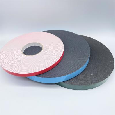 Cina Nastro adesivo per montaggio in schiuma PE a doppia faccia in schiuma nera con rivestimento rosso verde blu in carta in vendita