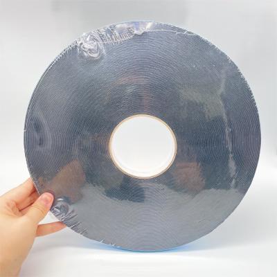 Cina Nastro adesivo per montaggio in schiuma PE a doppia faccia in schiuma nera con rivestimento rosso verde blu in carta in vendita