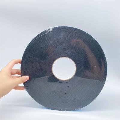 Cina Nastro adesivo per montaggio in schiuma PE a doppia faccia in schiuma nera con rivestimento rosso verde blu in carta in vendita
