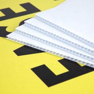 Cina Coroplast bianco riciclato riveste gli strati di plastica ondulati del in bianco di 10mm in vendita