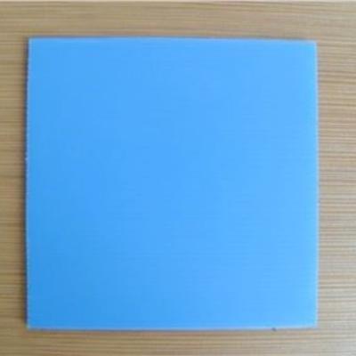 Cina Coroplast bianco riciclato riveste gli strati di plastica ondulati del in bianco di 10mm in vendita