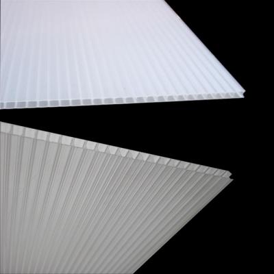 Cina Il bianco ha ondulato variopinto stampabile dello strato di plastica degli strati 4x8 Coroplast in vendita