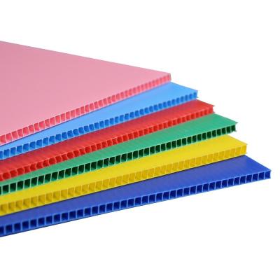 Cina 12x24 Correx riveste 6mm ha ondulato la larghezza di plastica degli strati 2500mm in vendita